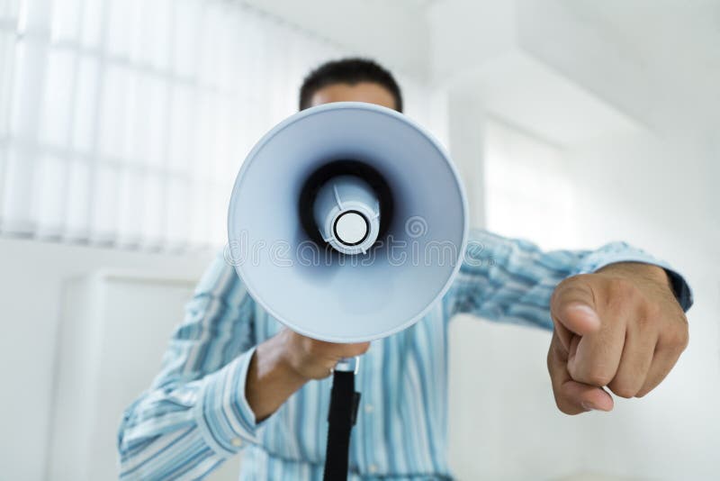 Kerel in Kostuum Die in Megafoon En Hand Getrokken Toespraakbellen ...