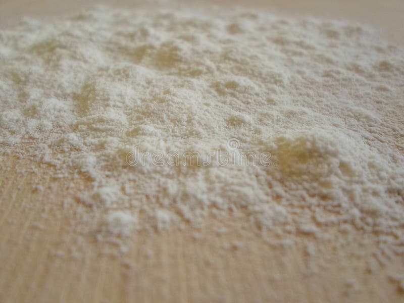 Mehl auf dem Brett stockfoto. Bild von frau, backen, bestandteile ...
