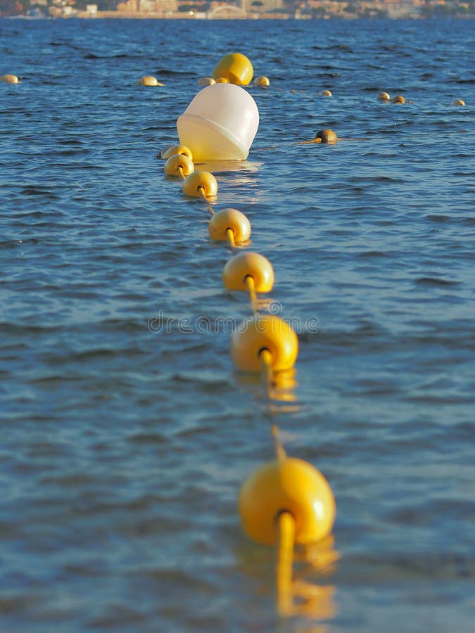 Bojen Auf Dem Wasser Im Meer Stockbild - Bild von lebensretter, riemen ...