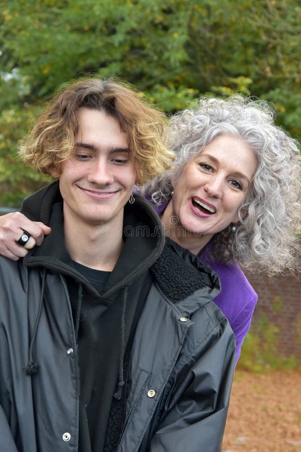 Meilleurs Amis Mère Et Fils Adolescent Dans Une Bonne Humeur Image