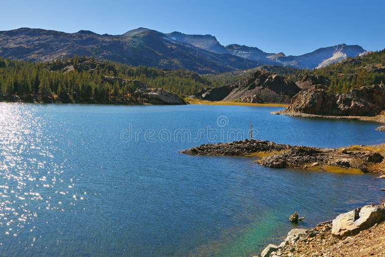 Meio-dia solar no lago imagem de stock. Imagem de azul - 13519753