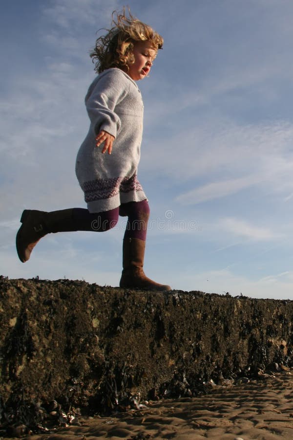 Meisje met verrekijkers stock foto. Image of bevinding - 11548334