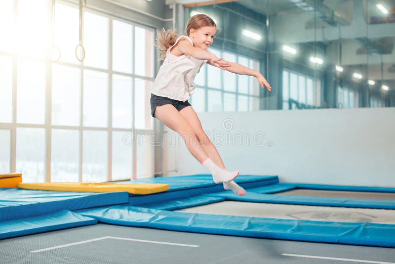 Meisje Die Hoog in Gestreepte Legging Op Trampoline Springen Stock Foto ...