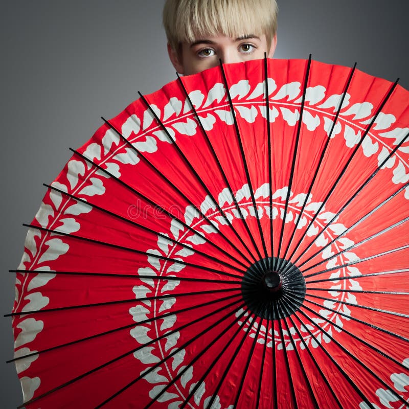 Meisje Die Over Rode Parasol Gluren Stock Foto - Image of hoofd ...