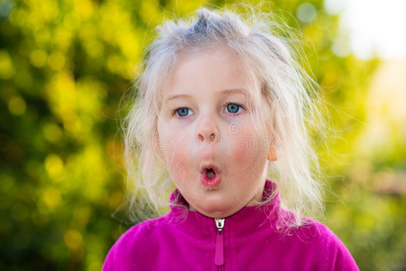 Meisje die verbaasd kijken stock foto. Image of kinderjaren - 39891736