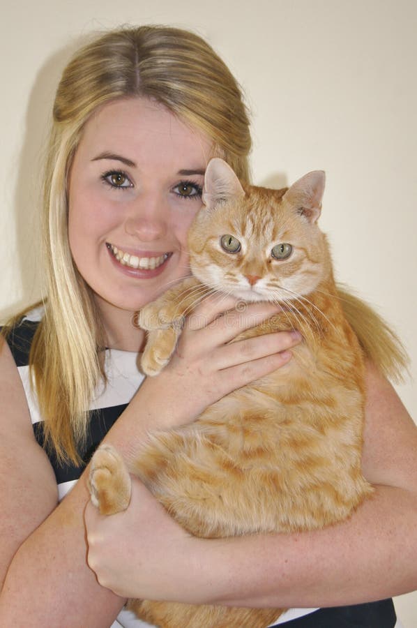 Meisje en Kat stock afbeelding. Image of jong, gelukkig - 30355537