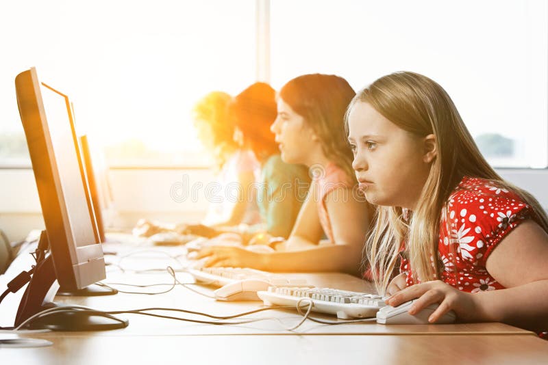 Meisje Met Downsyndroom Met Computer Op School Stock Foto - Image of ...