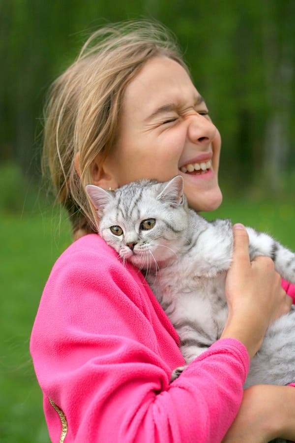 Meisje met kat stock afbeelding. Image of lief, persoon - 10585355