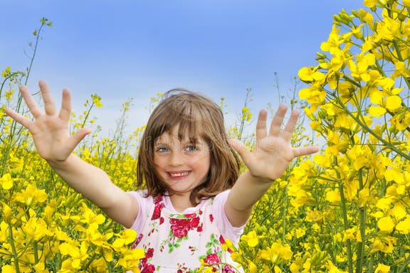 Meisje met koolzaadbloem stock foto. Image of schoonheid - 39078398