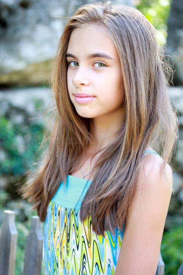 Close-upportret Van Een Klein Meisje 12 Jaar Het Oude Kijken En ...