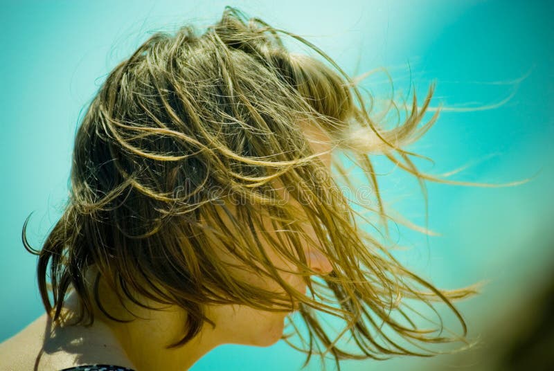 Meisje Met Nat Haar Bij Strand Stock Foto - Image of vezelig, geblazen ...