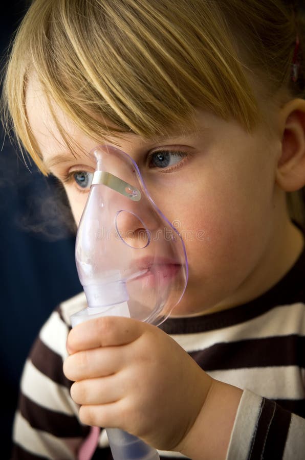 Meisje met inhalator stock afbeelding. Image of preventie - 30216329