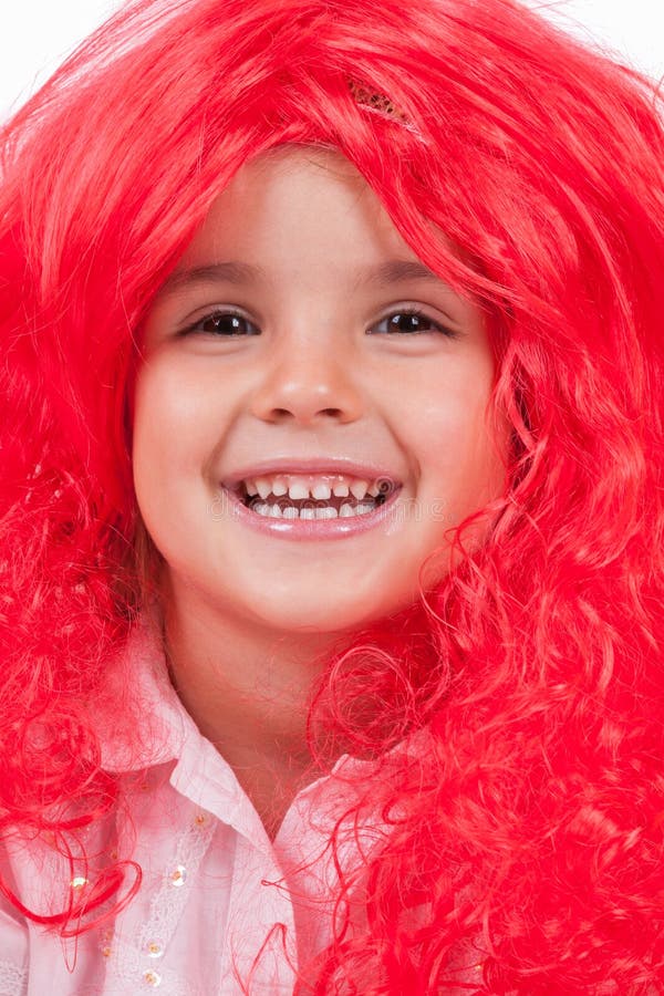 Meisje met rode pruiken stock afbeelding. Image of pret - 26813559