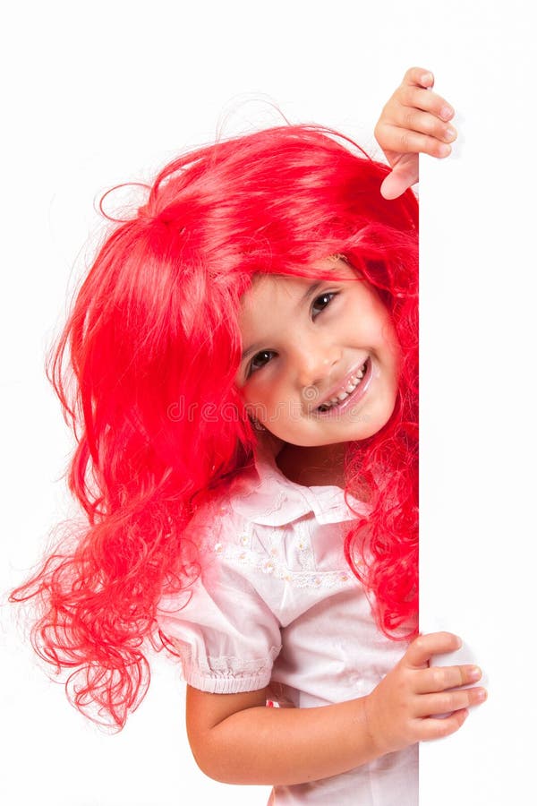 Meisje met rode pruiken stock foto. Image of artistiek - 26813664