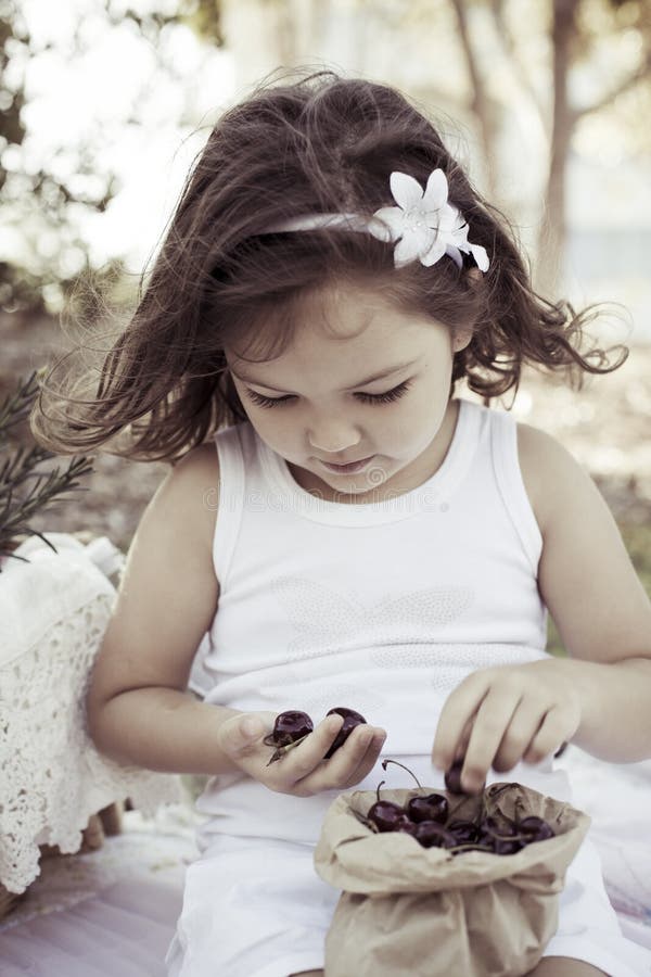 Meisje Met Zak Van Rijpe Kersen Stock Foto - Image of peuter, kers ...