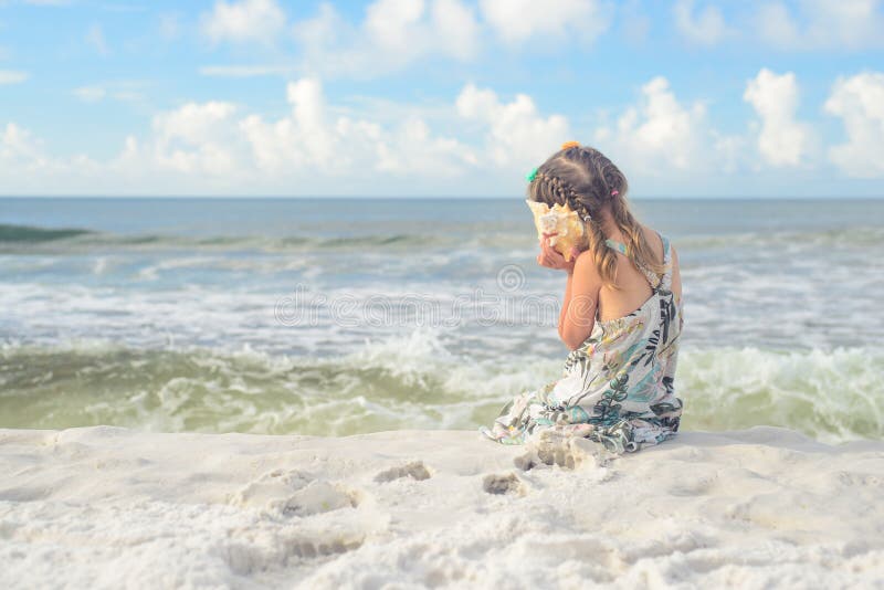 Blootvoetse Meisje Het Luisteren Zeeschelp Op Het Strand Stock Foto ...