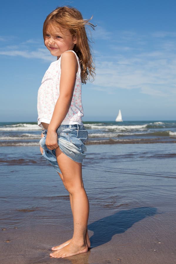 Meisje op het strand stock afbeelding. Image of geluk - 25495809
