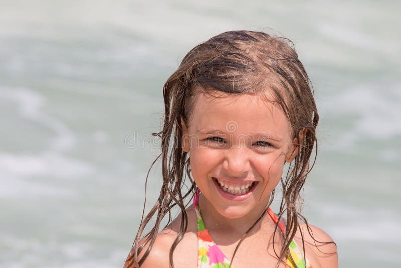 Meisje op het strand stock foto. Image of landschap, geschiktheid ...