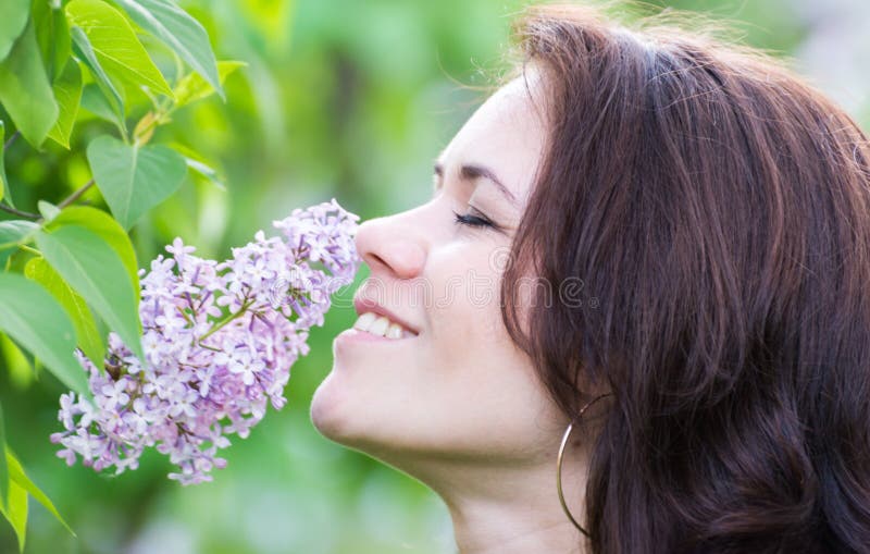 Meisje Ruiken Bloeiende Seringen Stock Foto - Image of openlucht ...