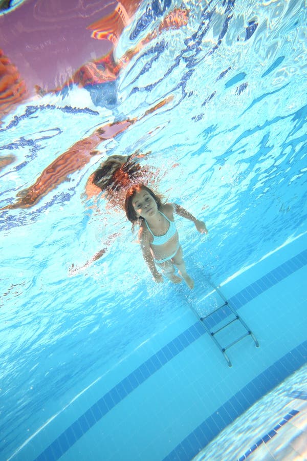 Meisje Zwemmen Onderwater Met Open Ogen Stock Foto - Image of spel ...