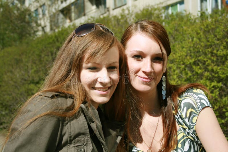 Gelukkig Meisje Bovenop Een Berg Stock Foto - Image of blij, onbezorgd ...