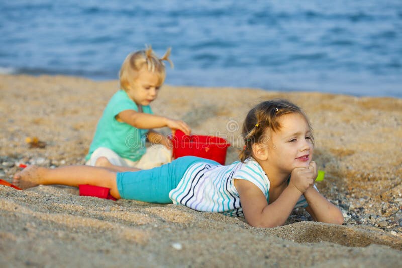 Meisjes Die Op Het Strand Spelen Stock Foto - Image of meisje, spel ...