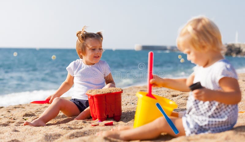 Twee Meisjes Die Op Strand Spelen Stock Afbeelding - Image of najaar ...