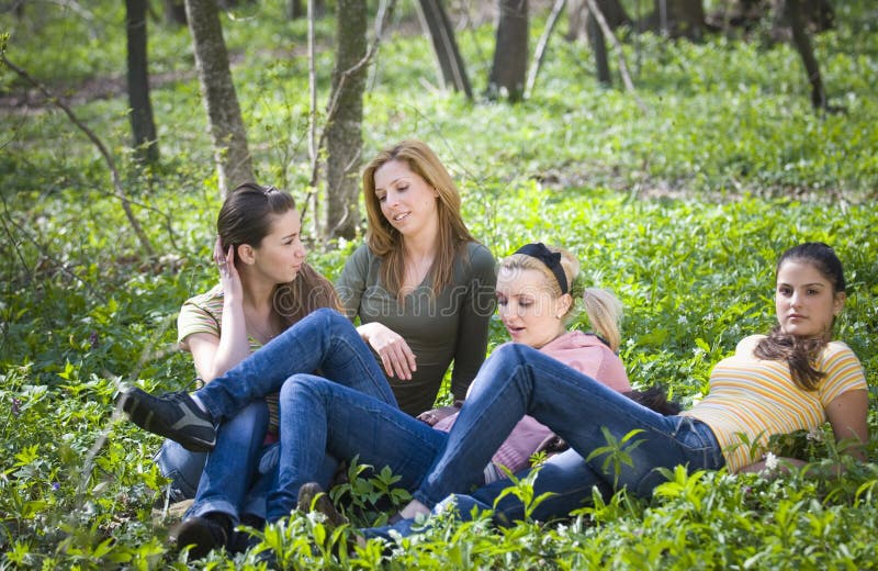 Meisjes In Het Bos Stock Foto Image Of Nave Kletsen 2488222