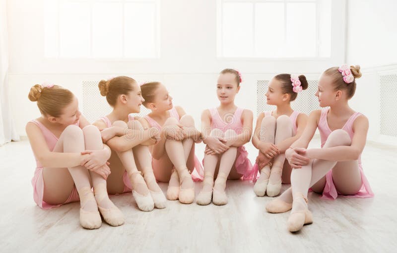 Meisjes Het Dansen Ballet in Studio Stock Foto - Image of activiteit ...
