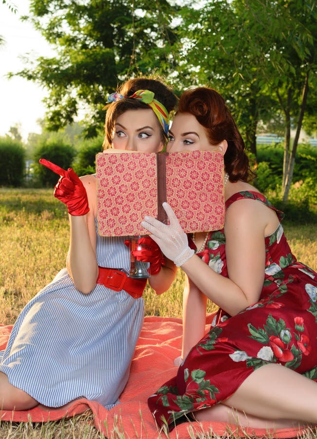 Twee vrouwen het spioneren stock foto. Image of wijfje - 57922654