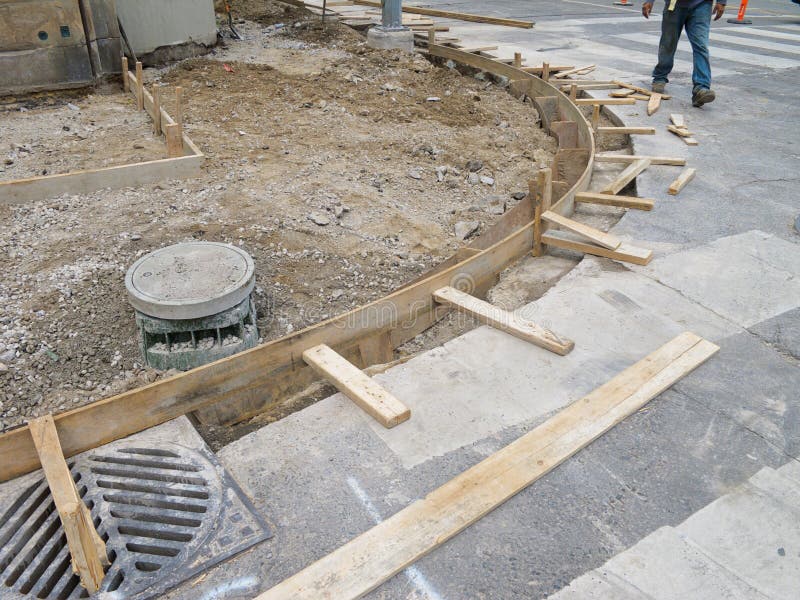 Formas De La Acera Antes De Verter El Cemento Imagen de archivo ...