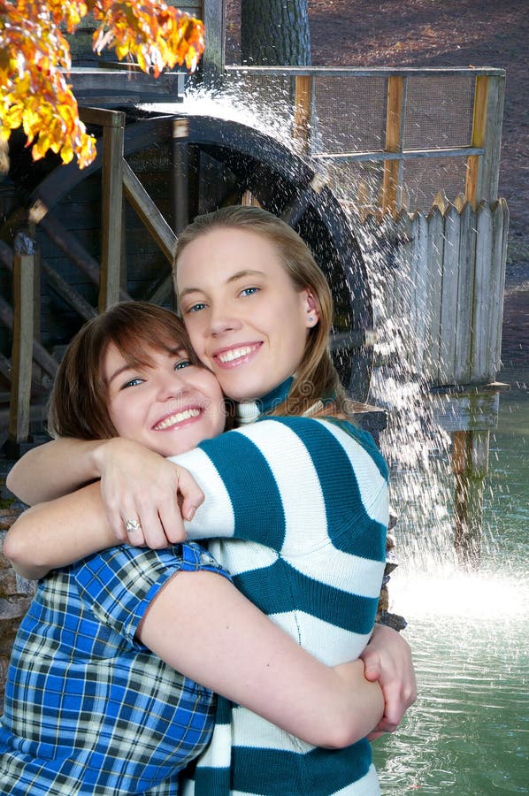 Mejores amigos foto de archivo. Imagen de abrazo, waterwheel - 17008138