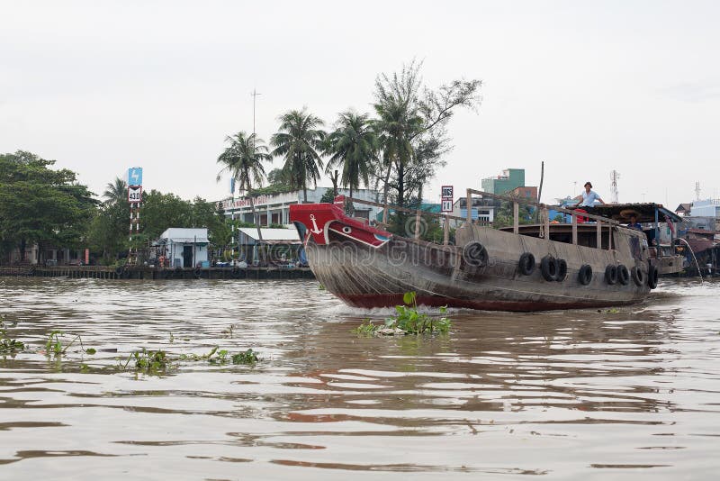 Barki Mekong rzeka zdjęcie stock. Obraz złożonej z ziemia - 16422138