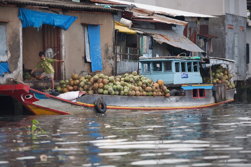 Barki Mekong rzeka zdjęcie stock. Obraz złożonej z ziemia - 16422138