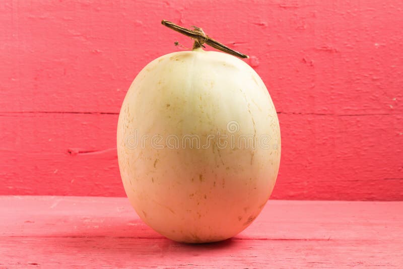 Melón Y X28; Sunlady& X29; En El Rosa De Madera Foto de archivo ...