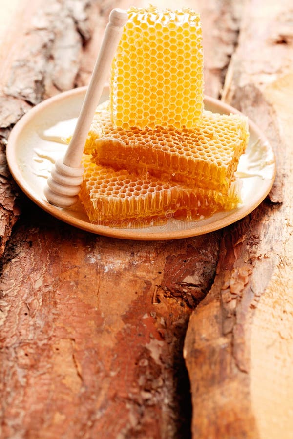 Mel com favo de mel imagem de stock. Imagem de alaranjado - 58110759