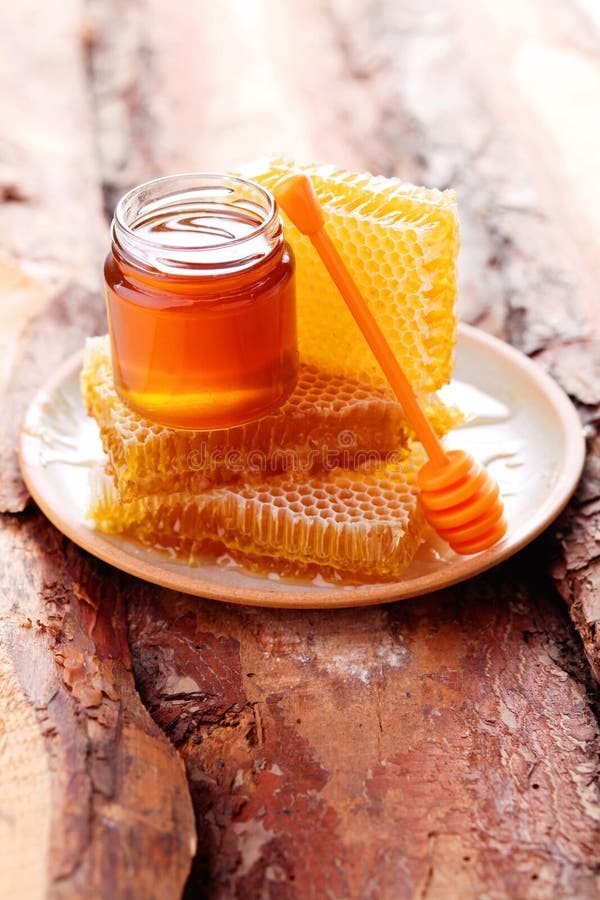Mel com favo de mel foto de stock. Imagem de erva, parcela - 58110928