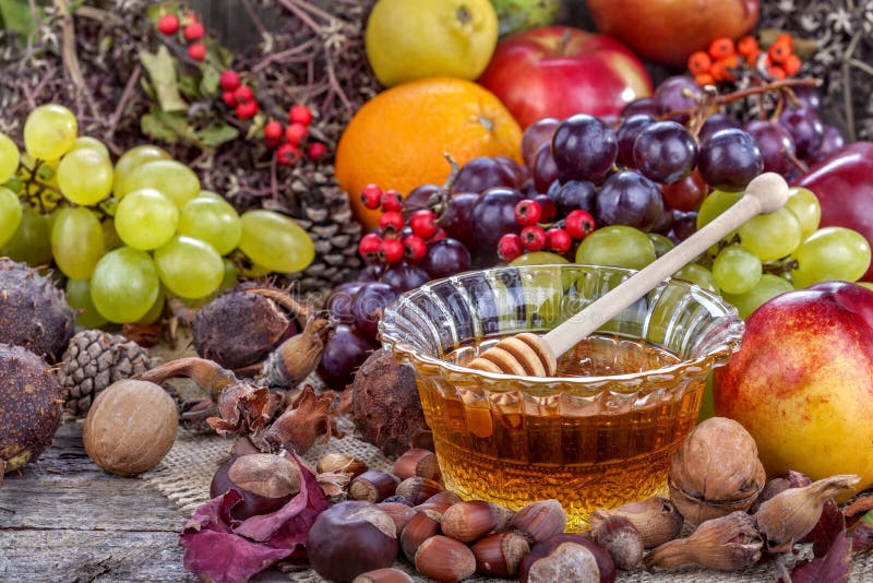 Frutos, Porcas E Vegetais Do Outono Com Mel No Branco Foto de Stock ...