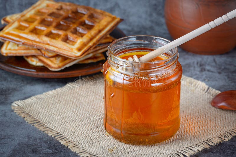 Mel Em Frasco Com Frisador De Mel E Waffles Belgas Foto de Stock ...