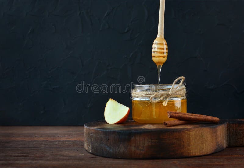 Mel Feito Home Natural Em Um Vidro Foto de Stock - Imagem de melada ...