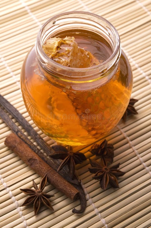 Mel Fresco Com Favo De Mel E Especiarias Imagem de Stock - Imagem de ...