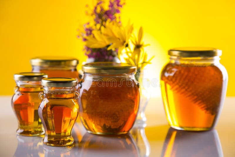 Mel No Frasco Com O Dipper Do Mel No Fundo De Madeira Imagem de Stock ...