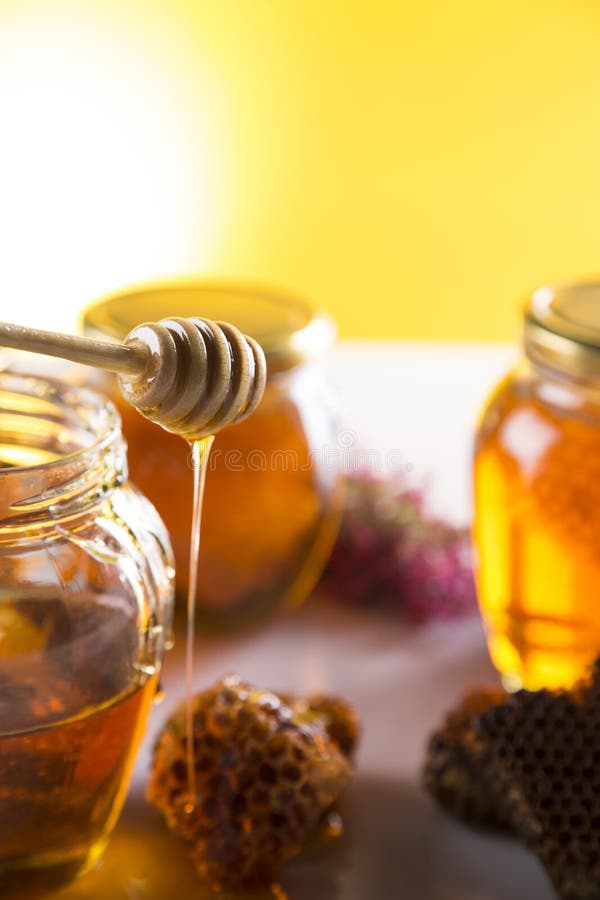 Mel No Frasco Com O Dipper Do Mel No Fundo De Madeira Imagem de Stock ...