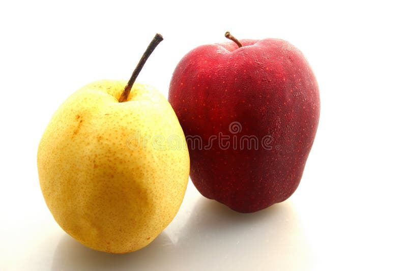 Mela e pera rosse. fotografia stock. Immagine di spuntino - 30423368