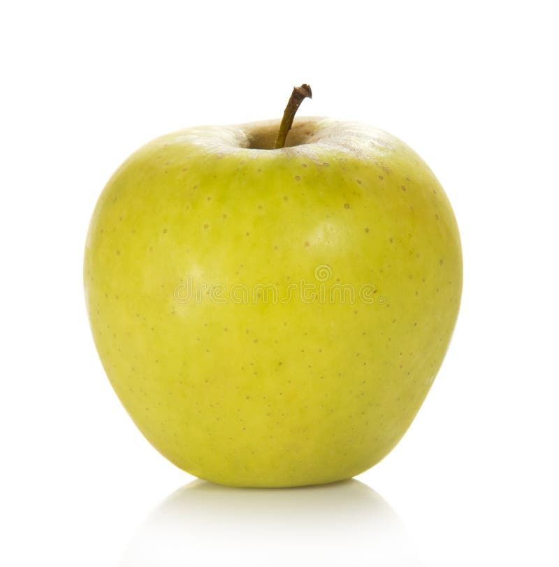 Mela verde matura bagnata immagine stock. Immagine di frutta - 12975759