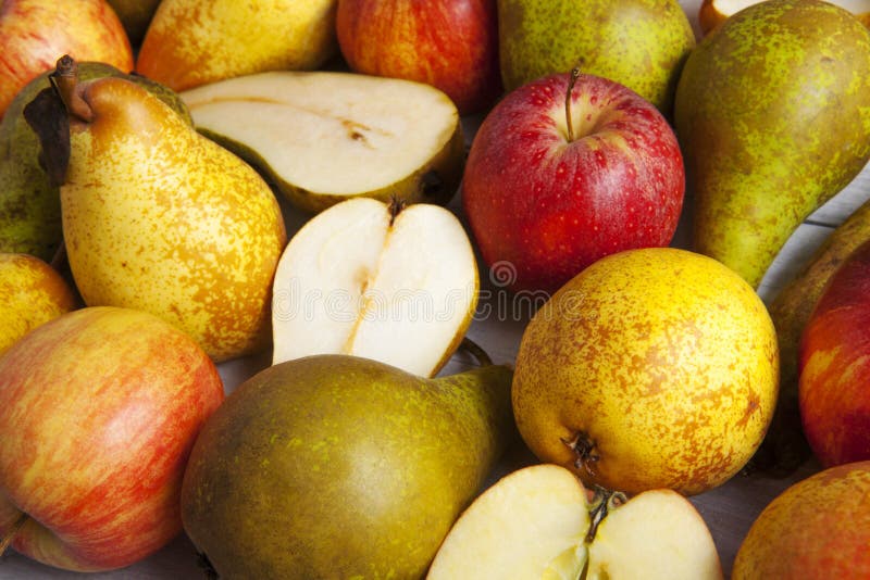 Mele e pere immagine stock. Immagine di gruppo, nave - 61373567