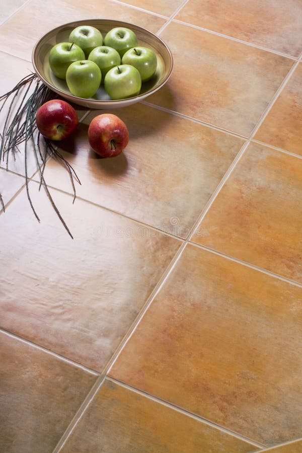 Mele Sopra Le Mattonelle Di Ceramica Fotografia Stock - Immagine di ...