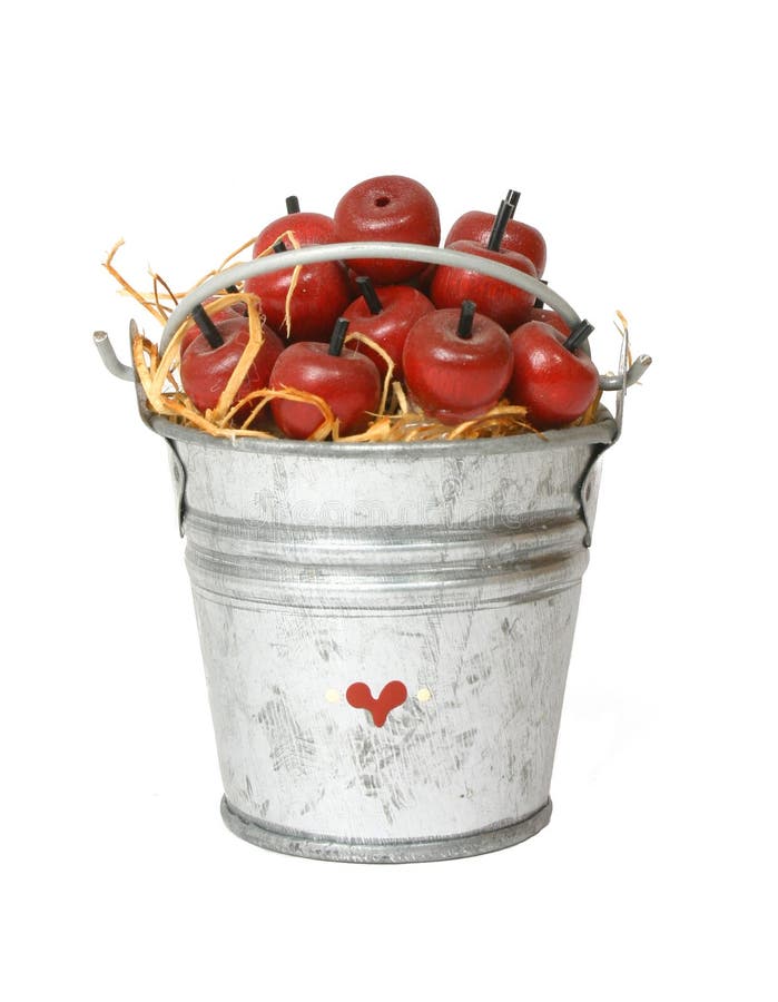 Mele in un secchio fotografia stock. Immagine di frutta - 262256