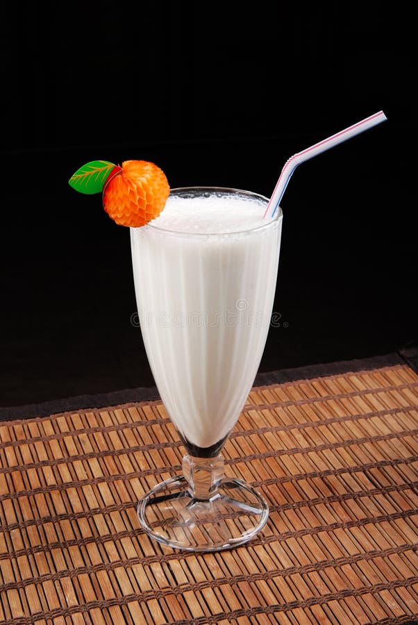 De Cocktail Van De Alcohol Met Melk En Munt Stock Foto - Afbeelding ...