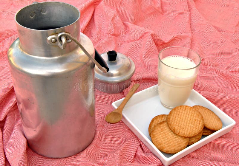Melk en koekjes stock afbeelding. Image of smakelijk - 19192903
